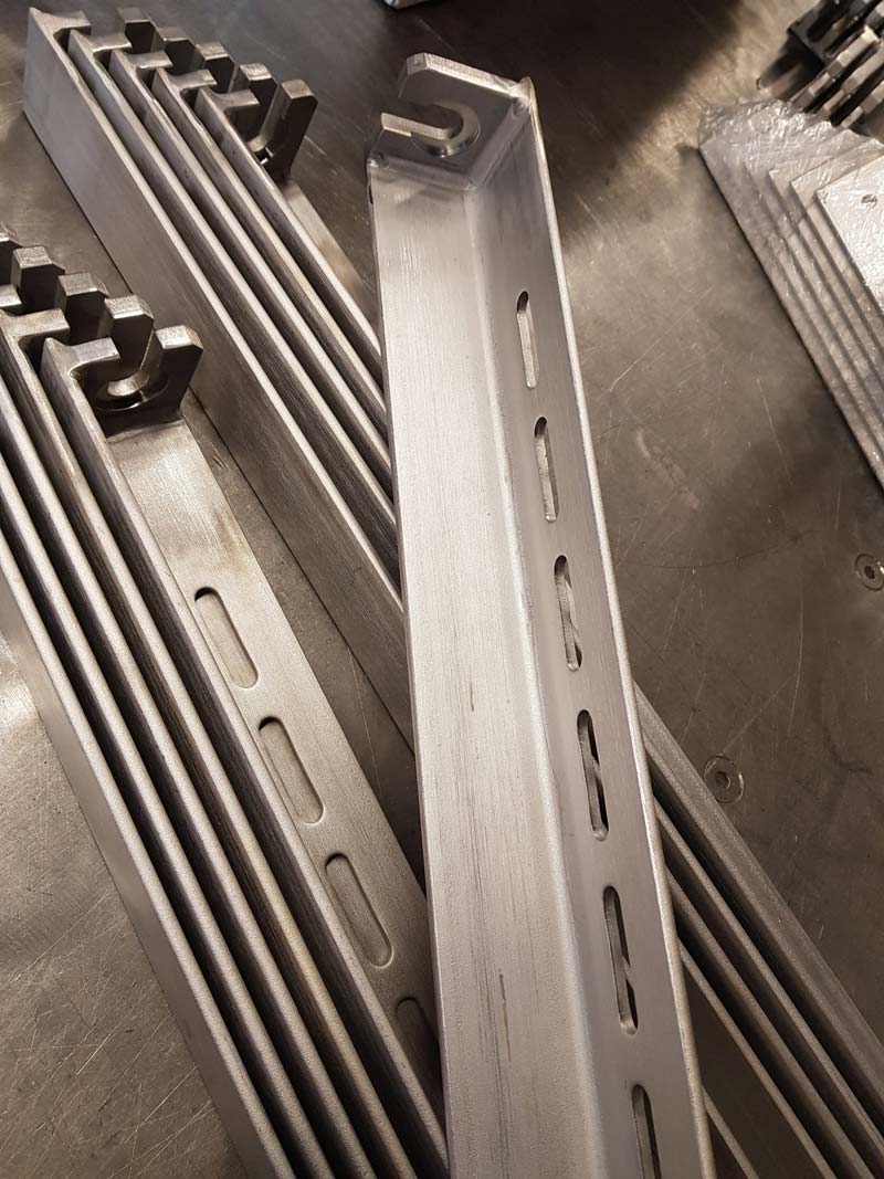 WINKELSTAHL BEARBEITUNG – Hüttmann Maschinen und Metalltechnik GmbH